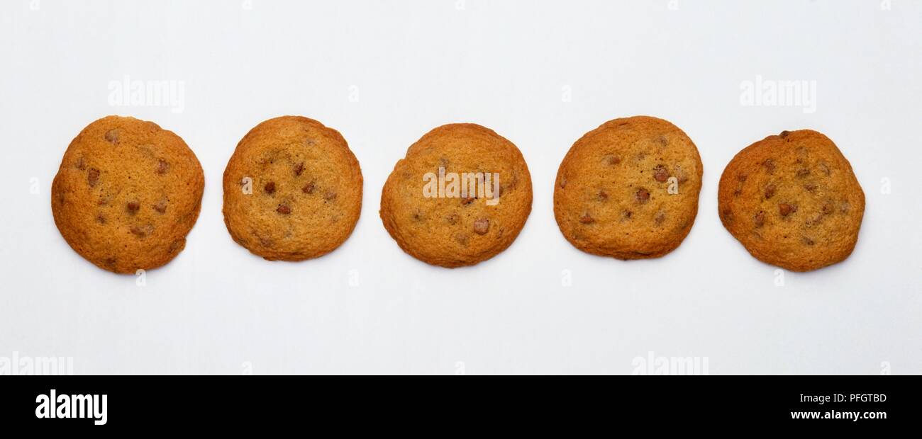 Five chocolate chip cookies in a row Stock Photo - Alamy