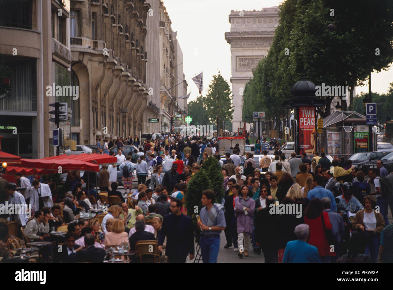 Crowded avenue hi-res stock photography and images - Alamy