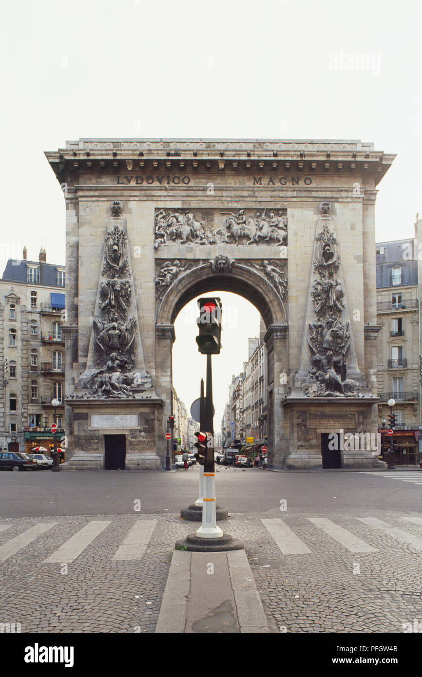 Porte st denis decorated stone arch hi-res stock photography and images ...