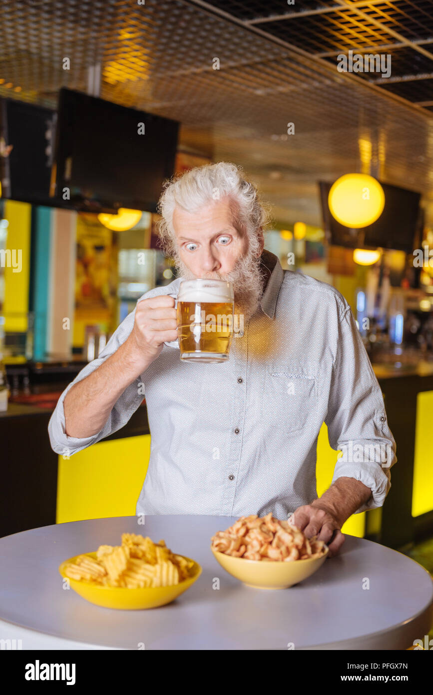 Man alone in pub hi-res stock photography and images - Alamy