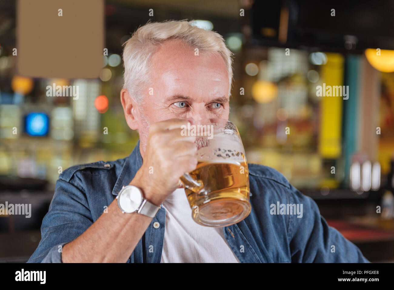 Elderly pub hi-res stock photography and images - Alamy