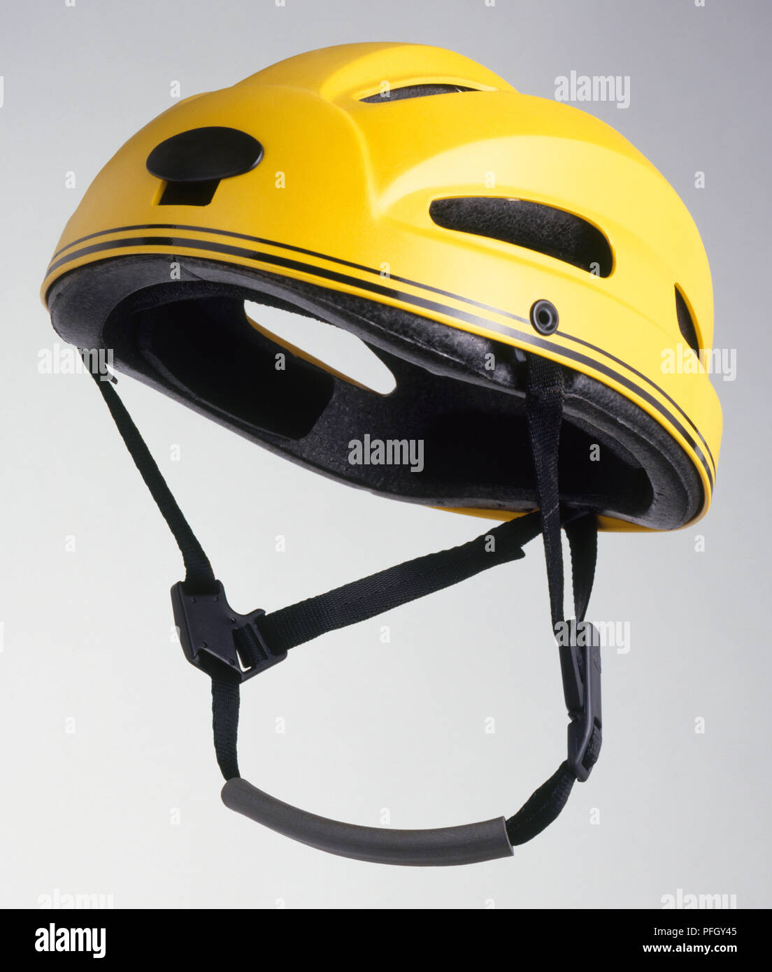 Yellow cycle helmet hi-res stock photography and images - Alamy