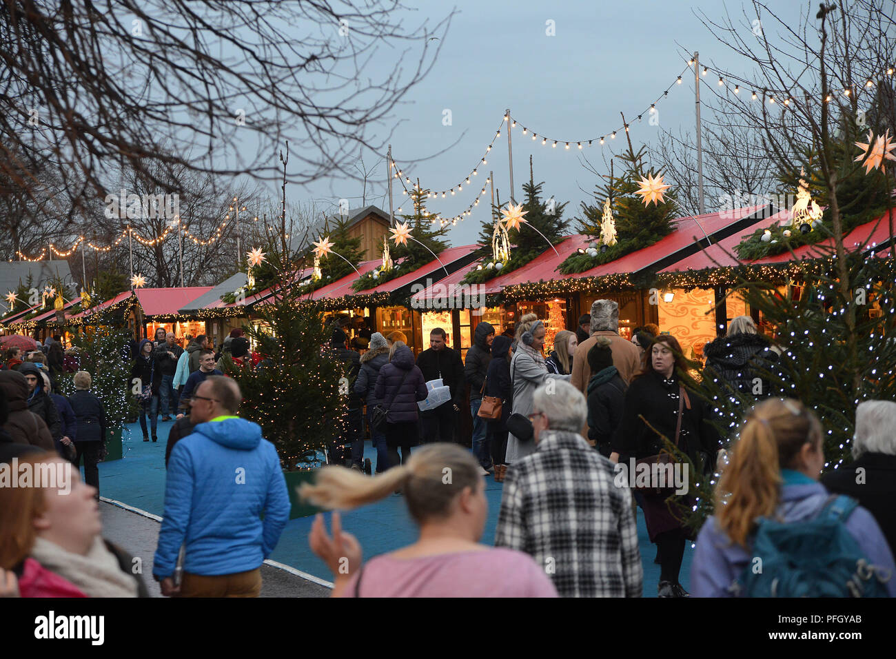 Edinburgh christmas market stall hi-res stock photography and images ...