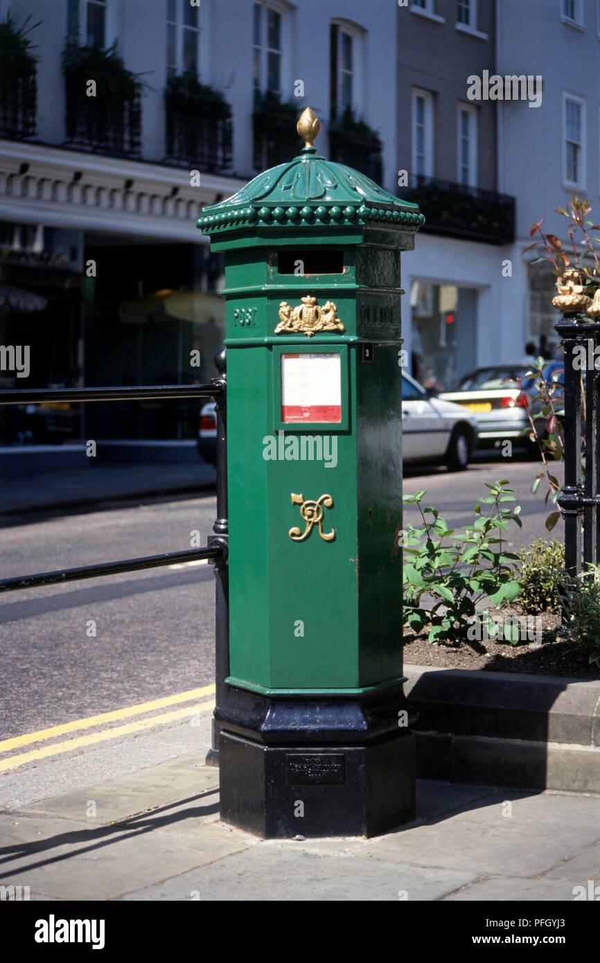 Green post box hi-res stock photography and images - Alamy