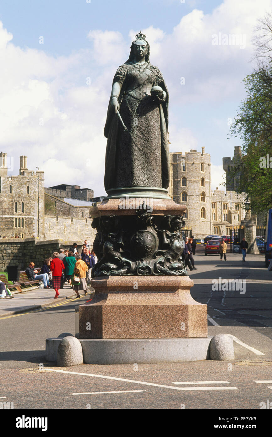 England, Berkshire, Windsor, statue of Queen Victoria outside Windsor ...