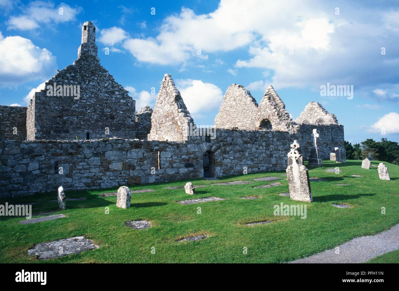 Ireland clonmacnoise cemetery hi-res stock photography and images - Alamy