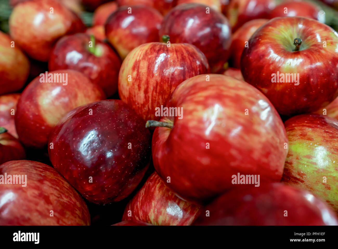 Big red apples hi-res stock photography and images - Alamy