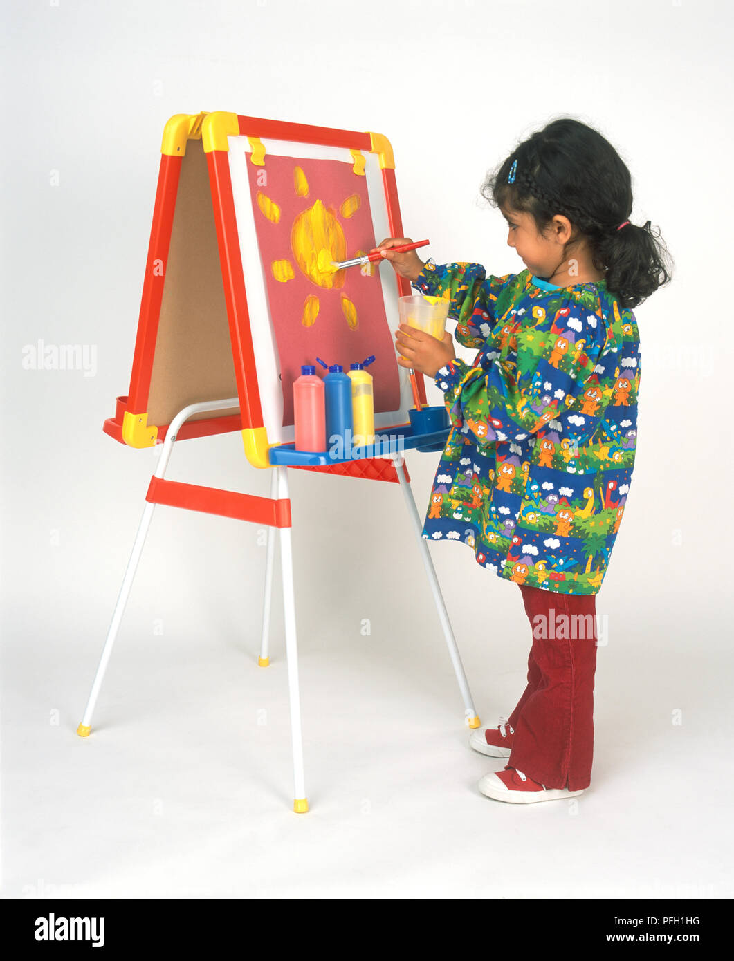 Girl easel smock hi-res stock photography and images - Alamy