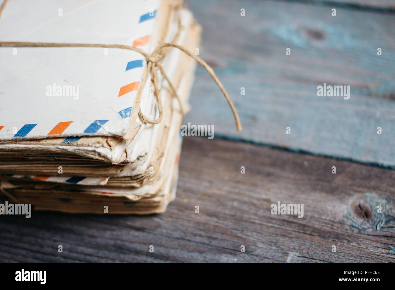 Blank brown envelope pile hi-res stock photography and images - Alamy