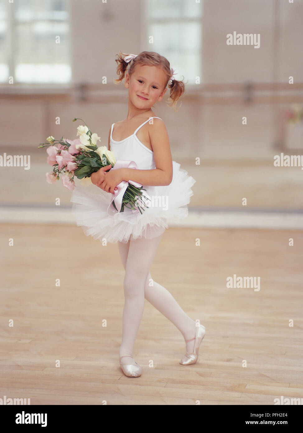 Curtsey hi-res stock photography and images - Alamy