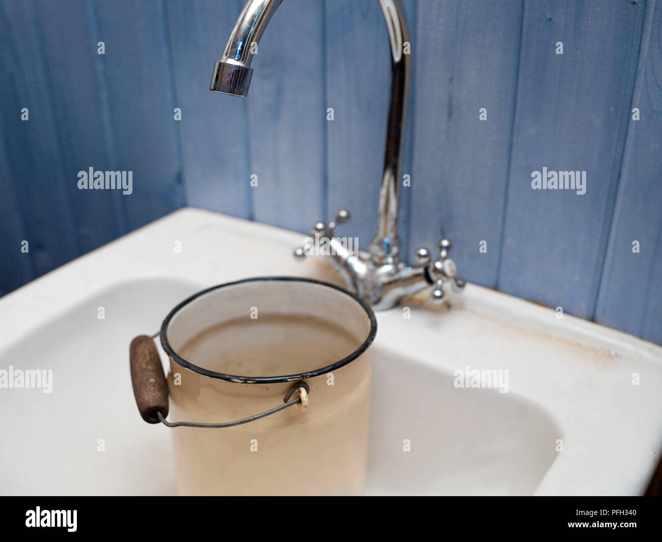 Empty can in a kitchen sink, indoor closeup Stock Photo - Alamy