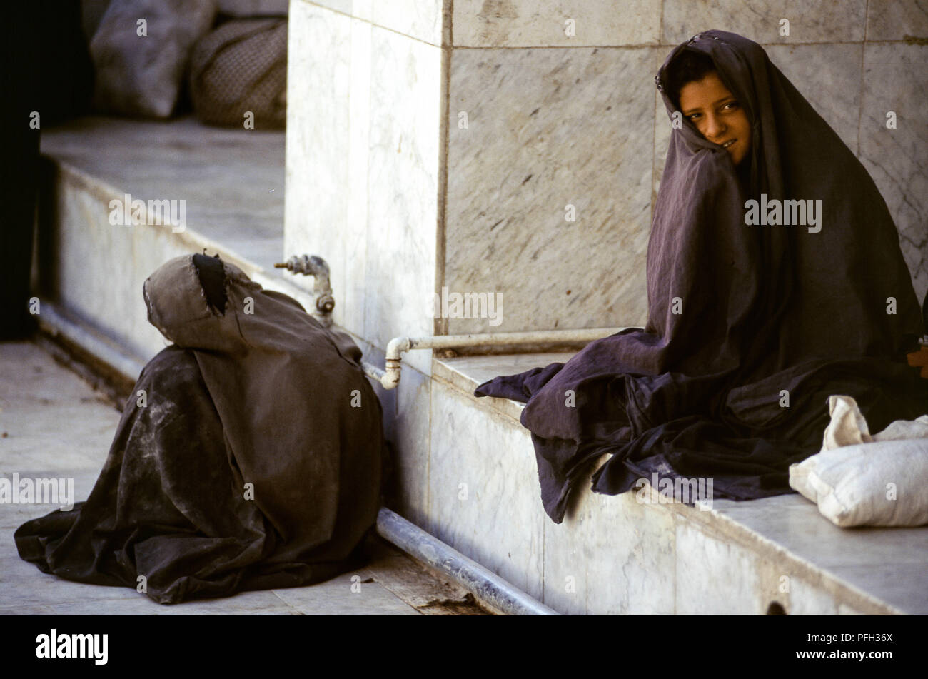 The entrance to the Shi'a Islamic Shrine in Karbala Stock Photo - Alamy