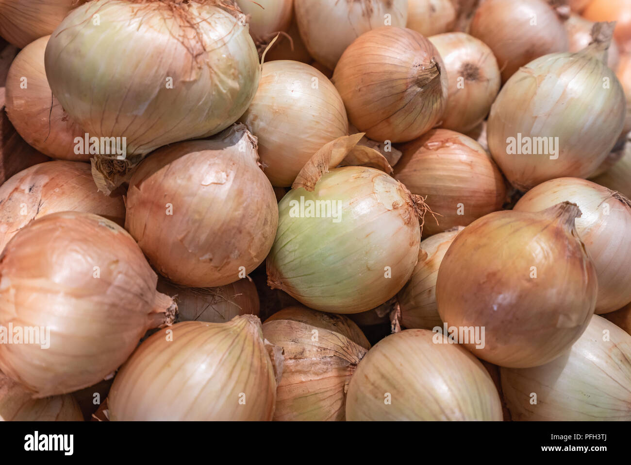 Fresh Yellow Onions Background Stock Photo - Alamy