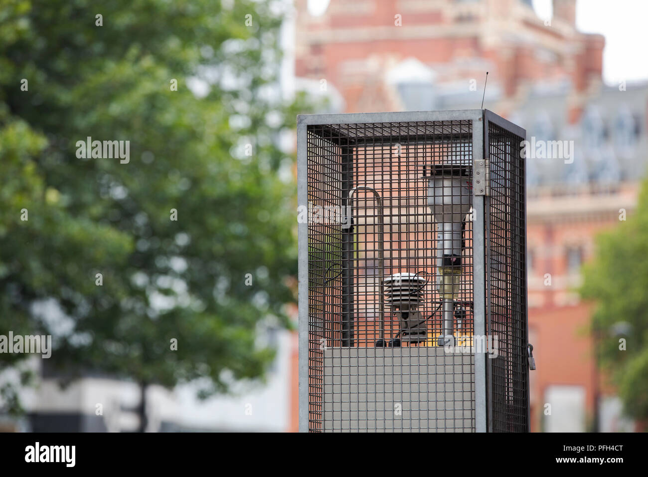 Air pollution monitoring equipment hi-res stock photography and images ...