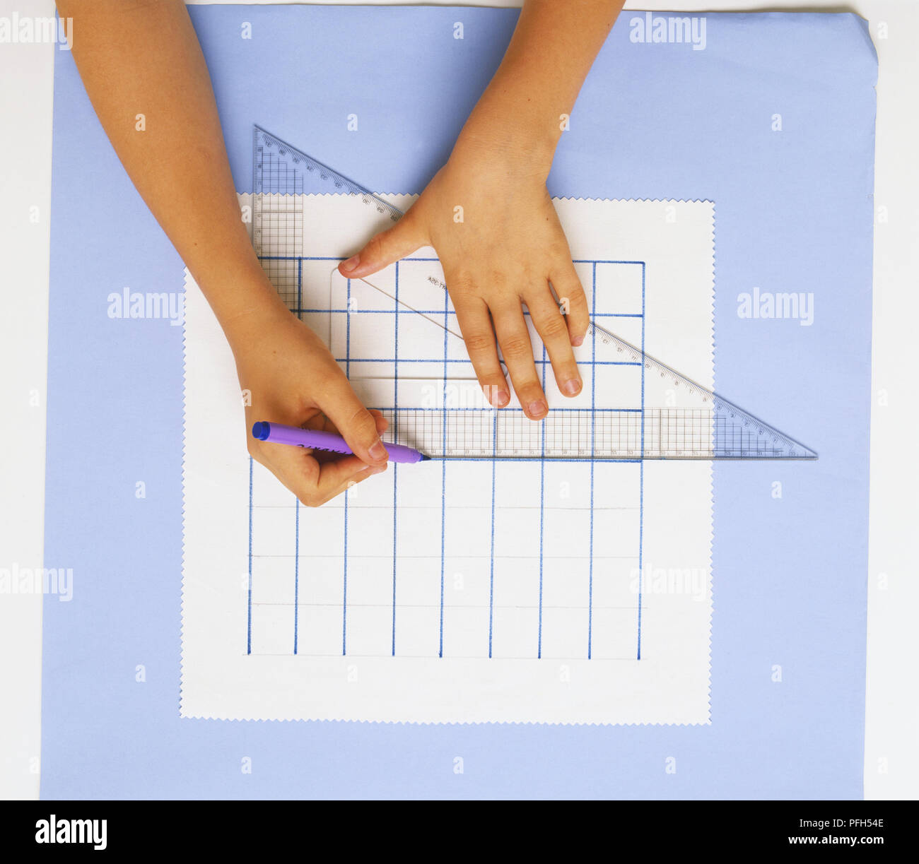 Child using a ruler hi-res stock photography and images - Alamy