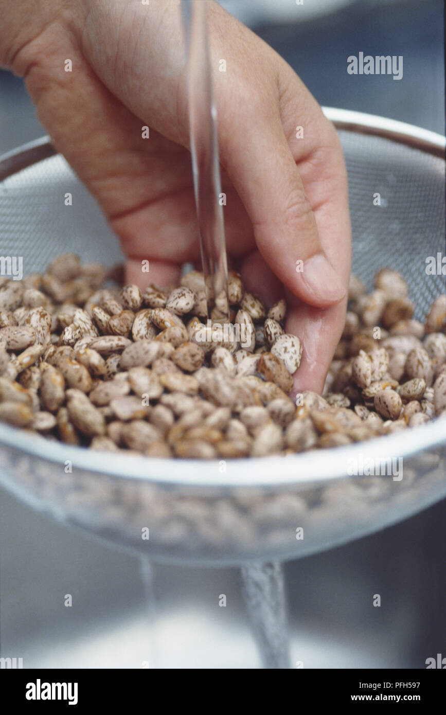 Rinsing beans in a sieve Stock Photo - Alamy