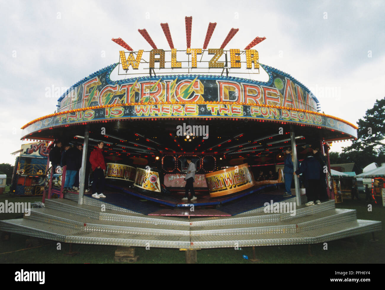 Fairground entertainment hi-res stock photography and images - Alamy