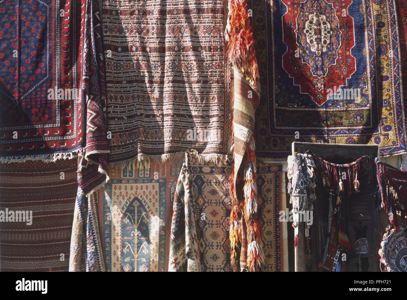 Turkey, display of fabrics and rugs at market stand Stock Photo - Alamy