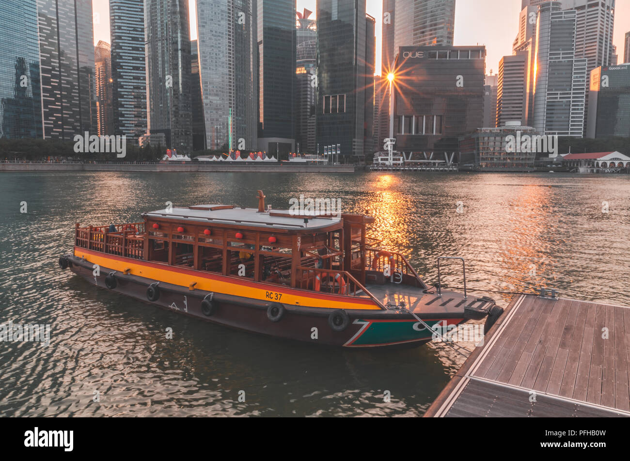 Old bum boat still in use as transportation in Marina Bay and Singapore ...