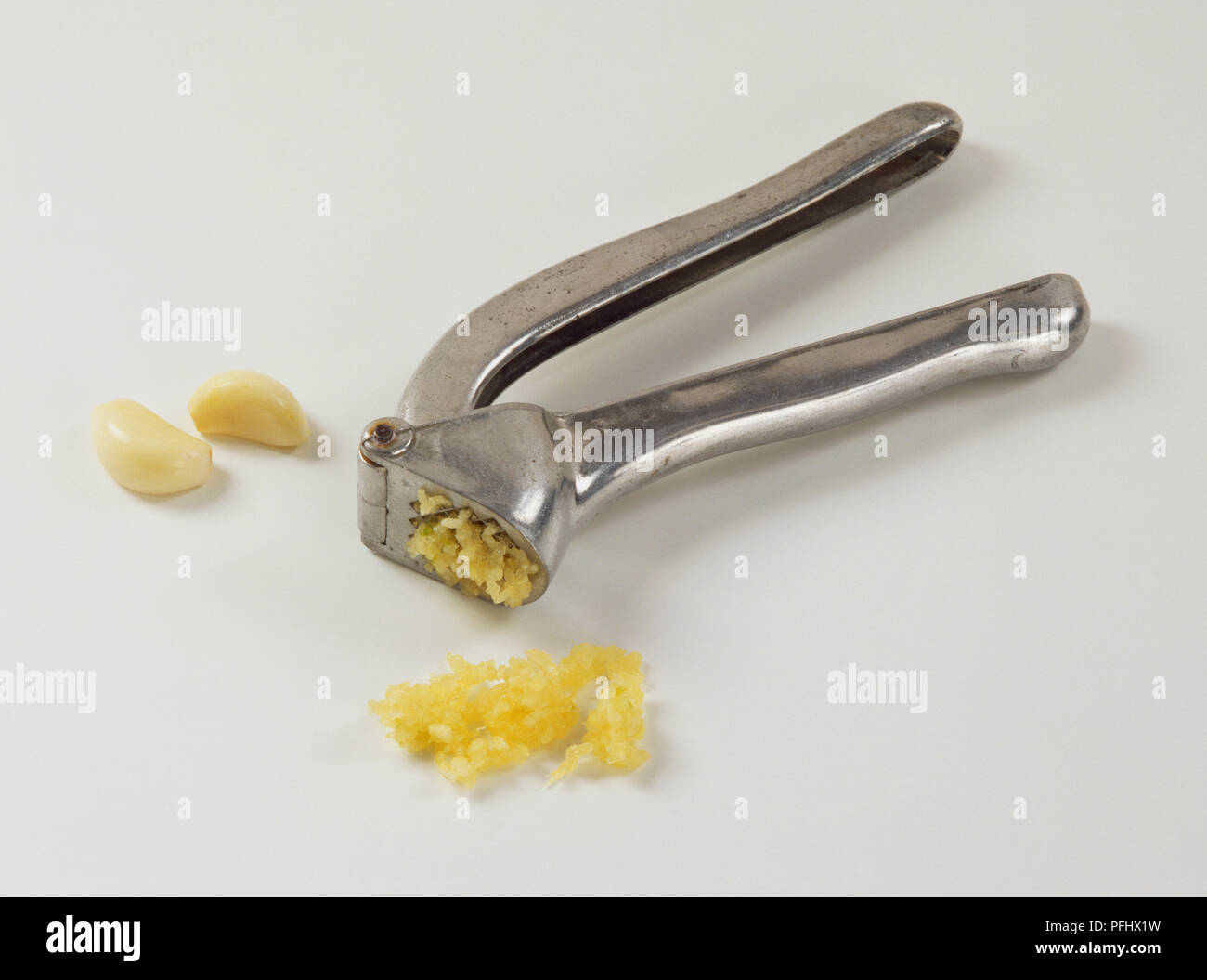 Crushed garlic cloves hi-res stock photography and images - Alamy