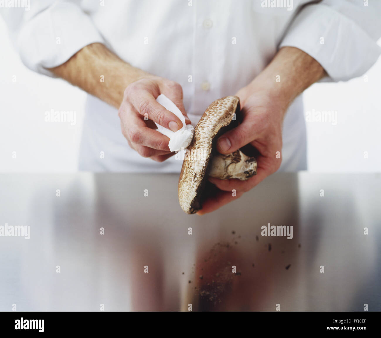 Using wet kitchen paper hi-res stock photography and images - Alamy