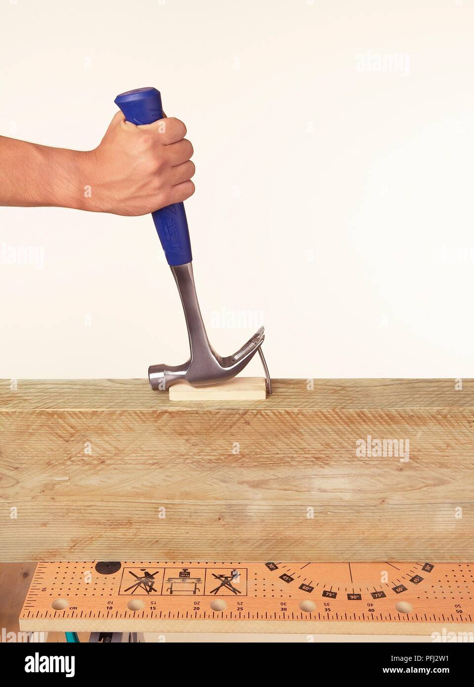 Hammer nail removing hi-res stock photography and images - Alamy