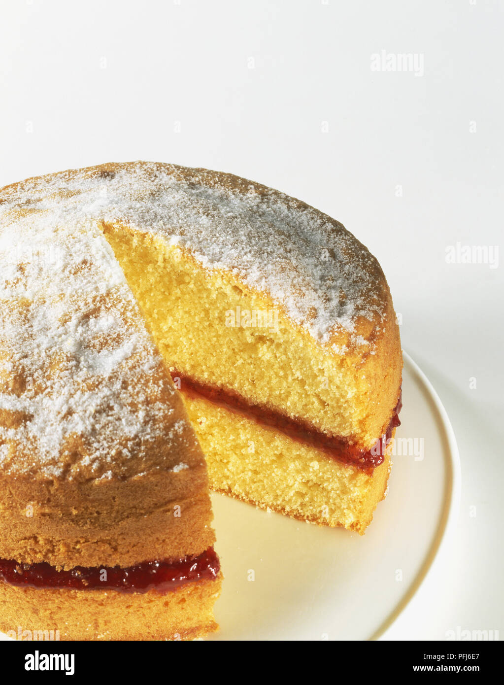 Victoria sponge cake with section removed, close up Stock Photo - Alamy