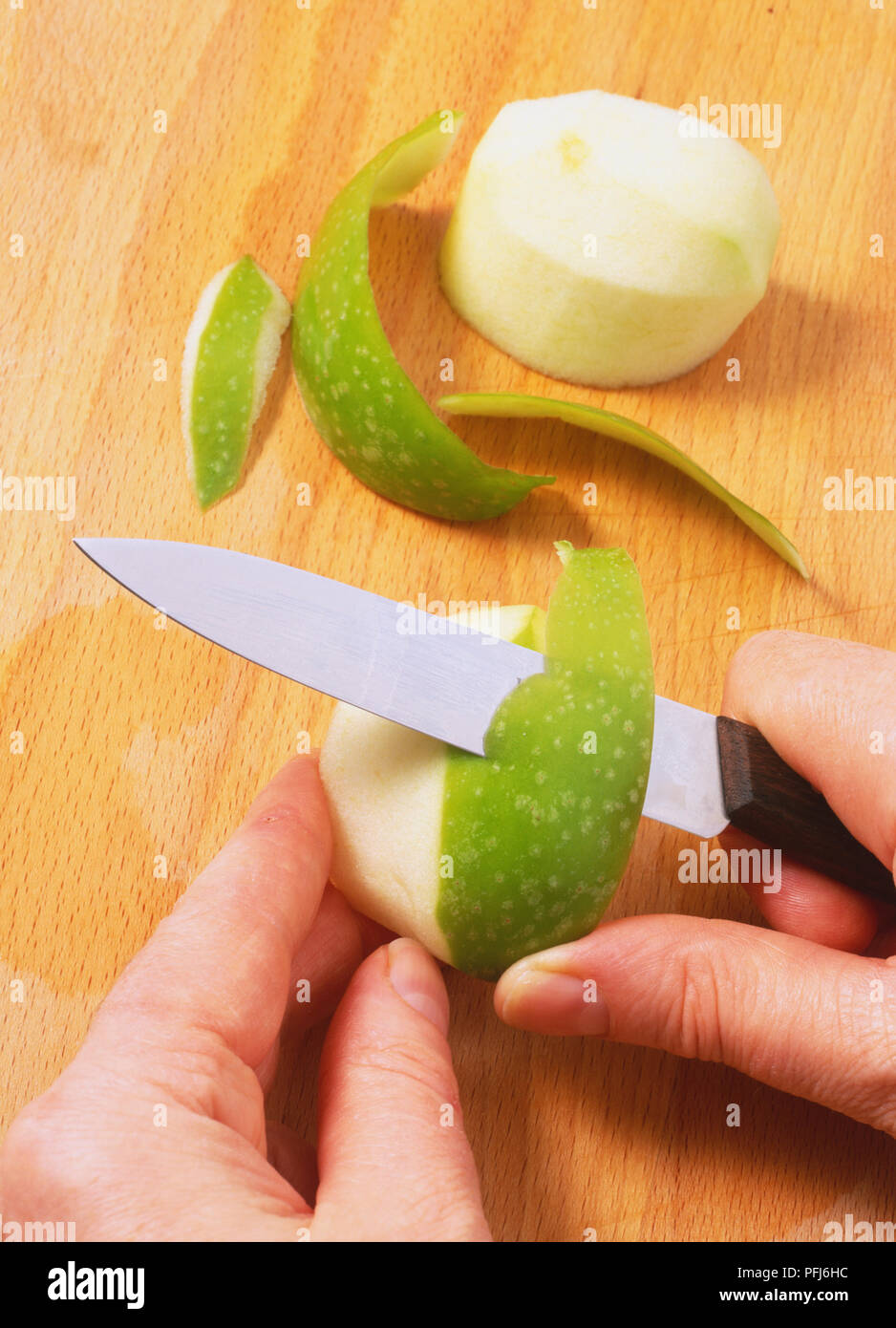 Green apple being peeled with a paring knife Stock Photo - Alamy