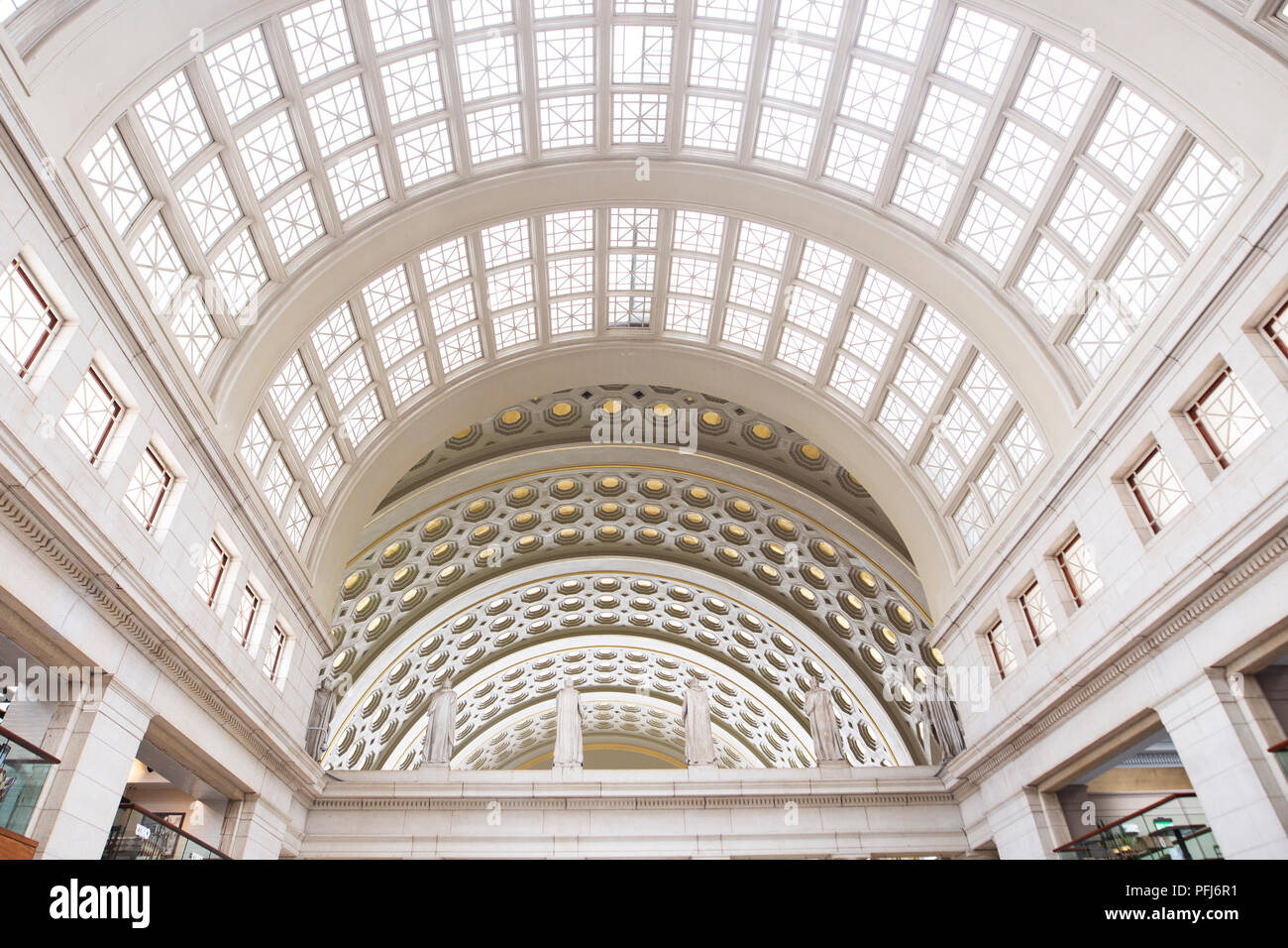 Main hall of the station hi-res stock photography and images - Alamy