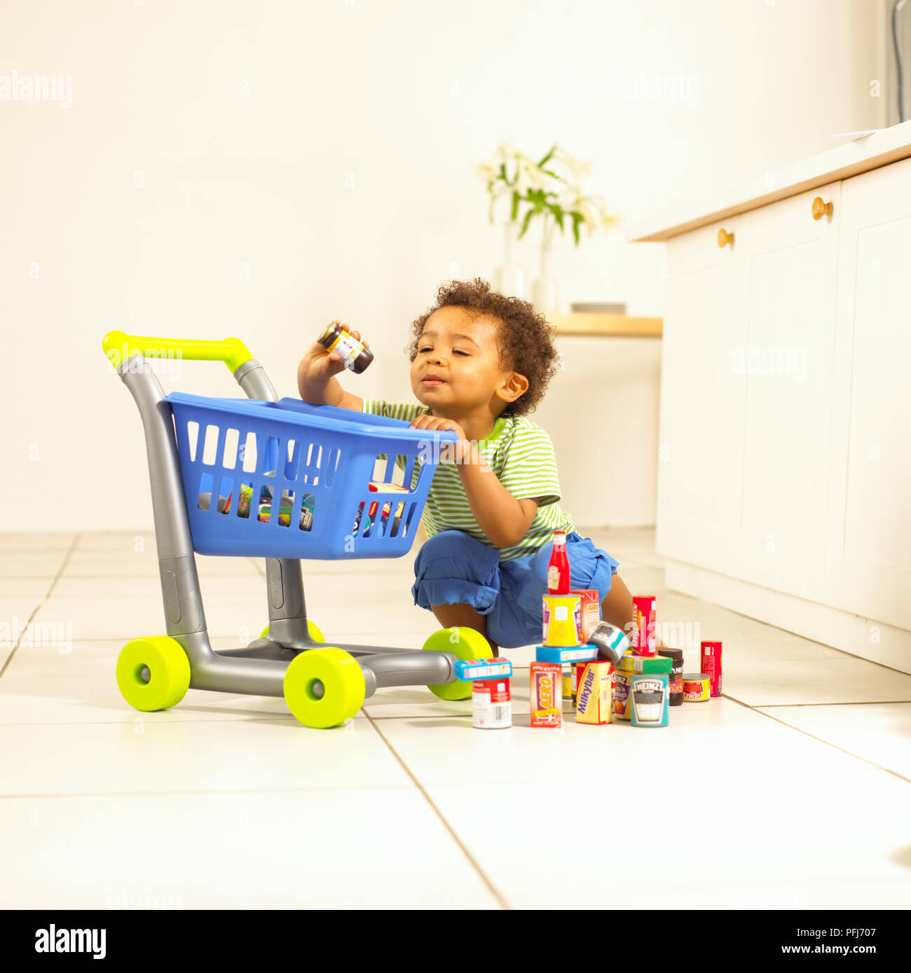 Supermarket children playing hi-res stock photography and images - Alamy