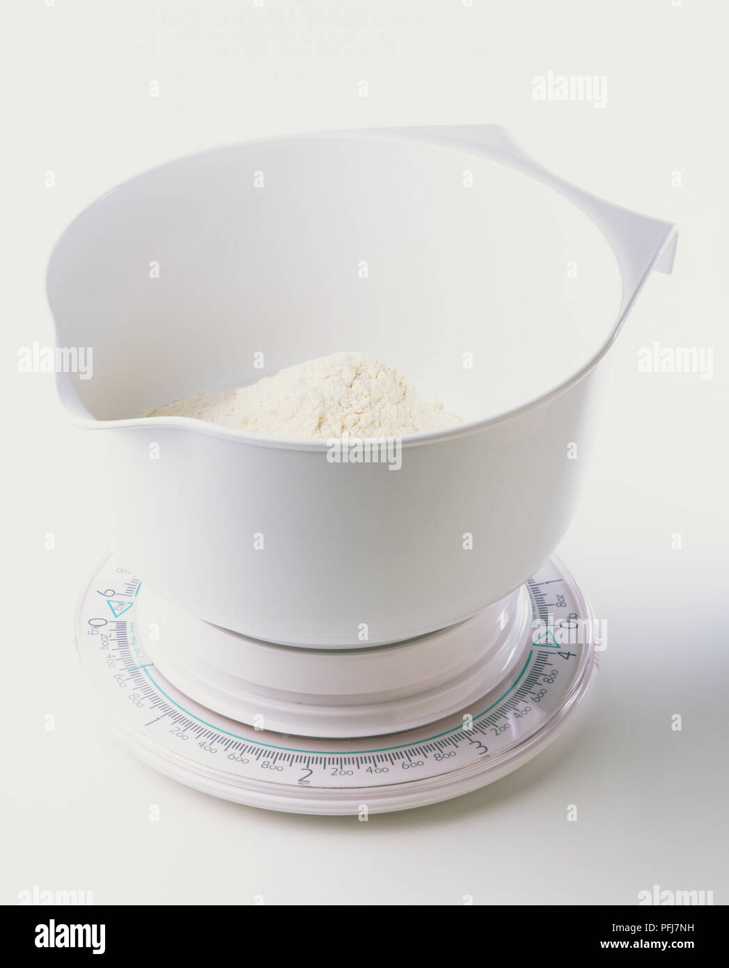 Kitchen scale measuring flour hi-res stock photography and images - Alamy