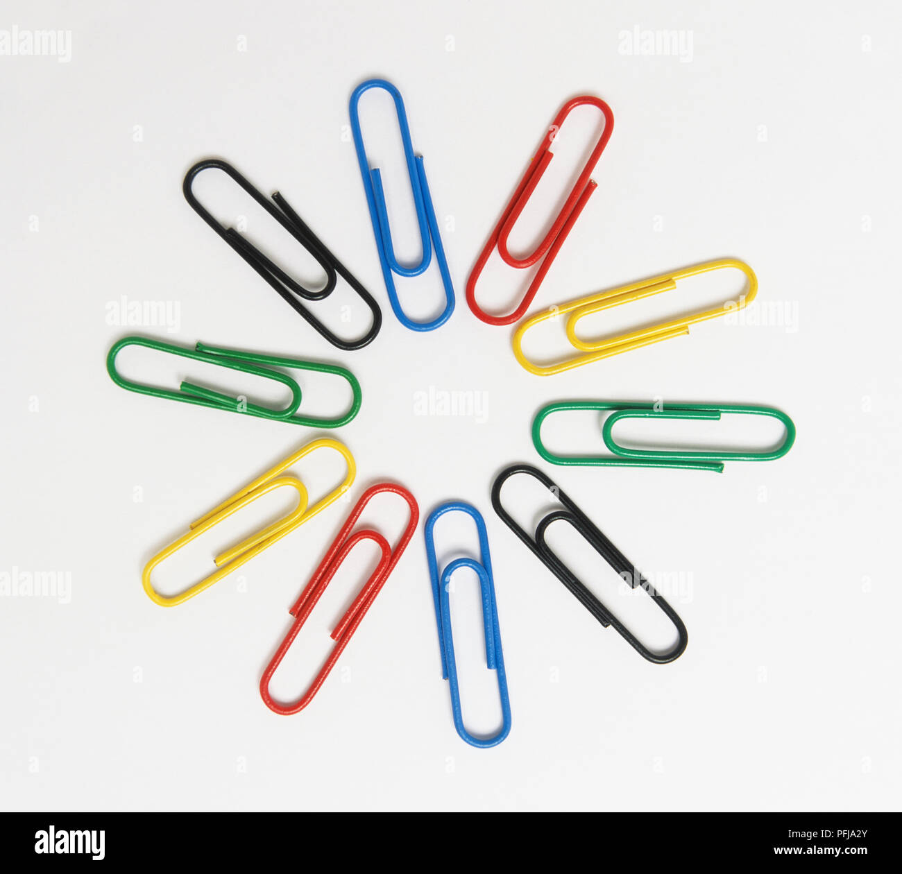 Multi-coloured paper clips arranged in circle Stock Photo - Alamy