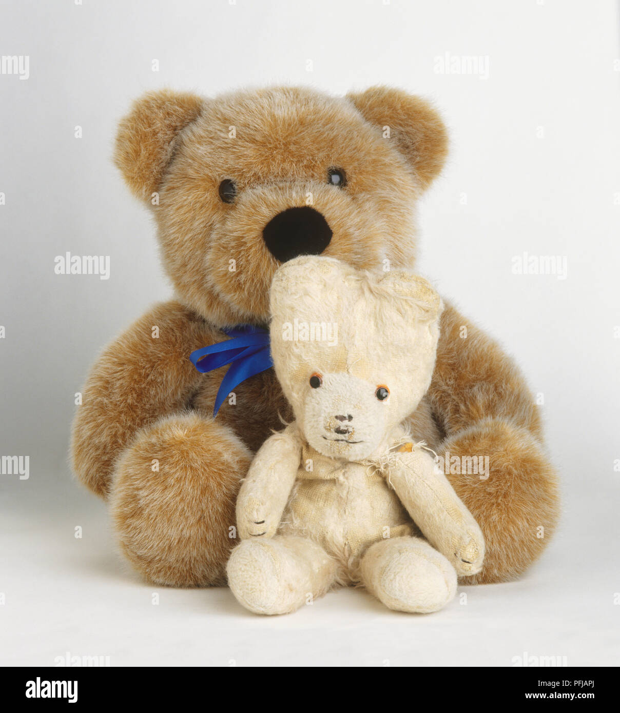 Two old teddy bears hi-res stock photography and images - Alamy