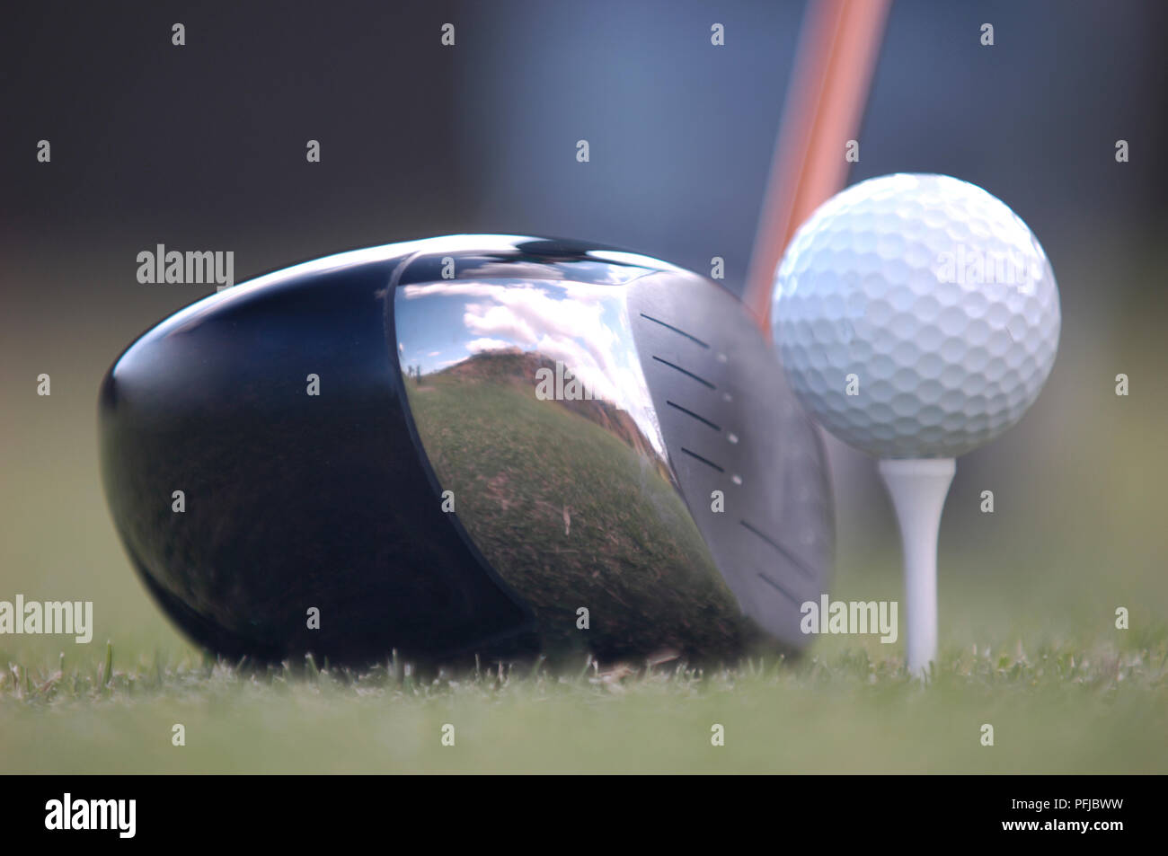 Gold golf tee hi-res stock photography and images - Alamy