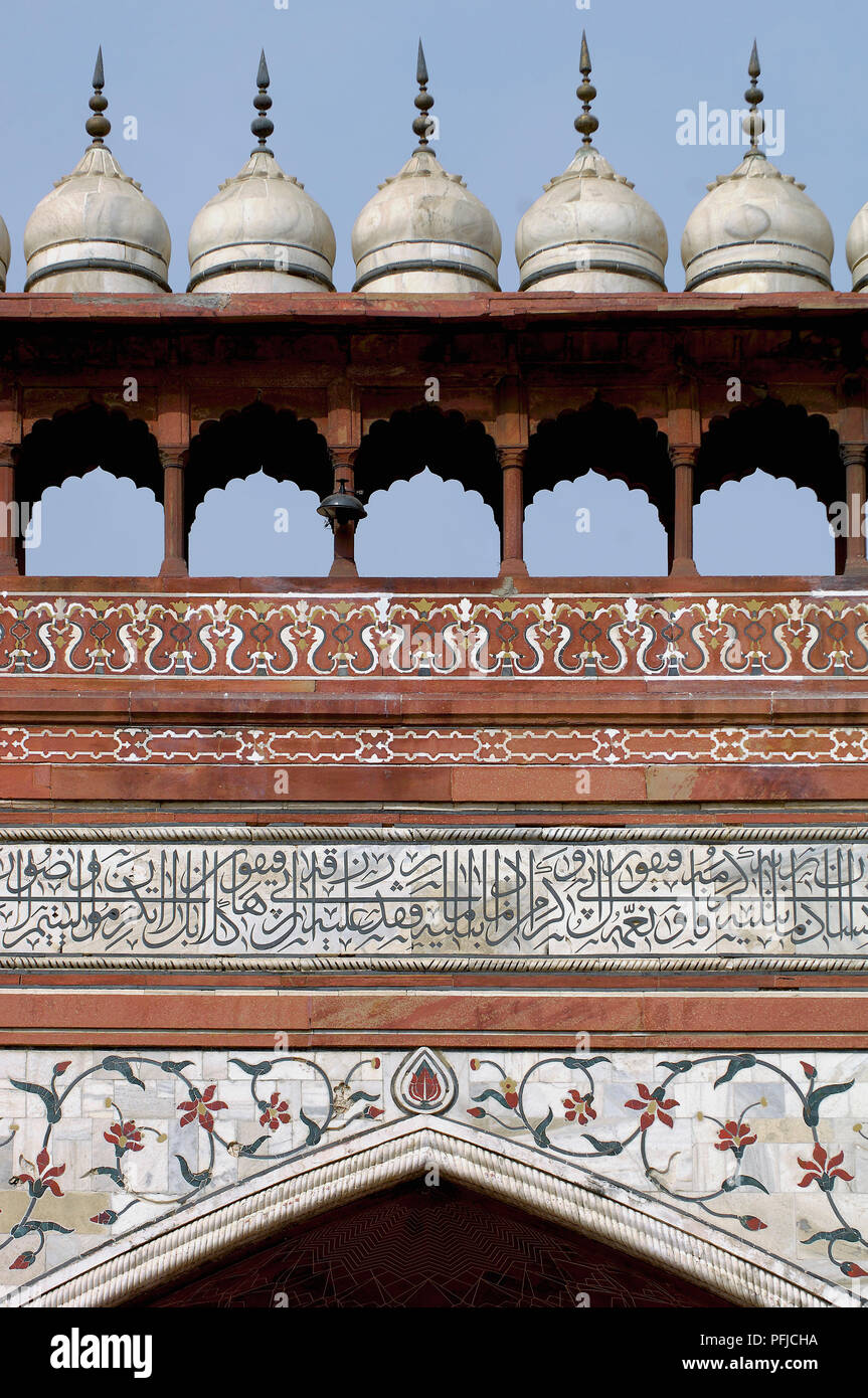 Taj mahal main gateway hi-res stock photography and images - Alamy