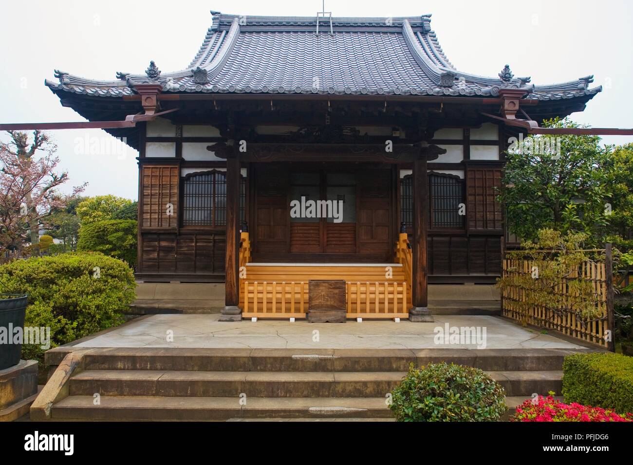 Temple steps japan hi-res stock photography and images - Alamy