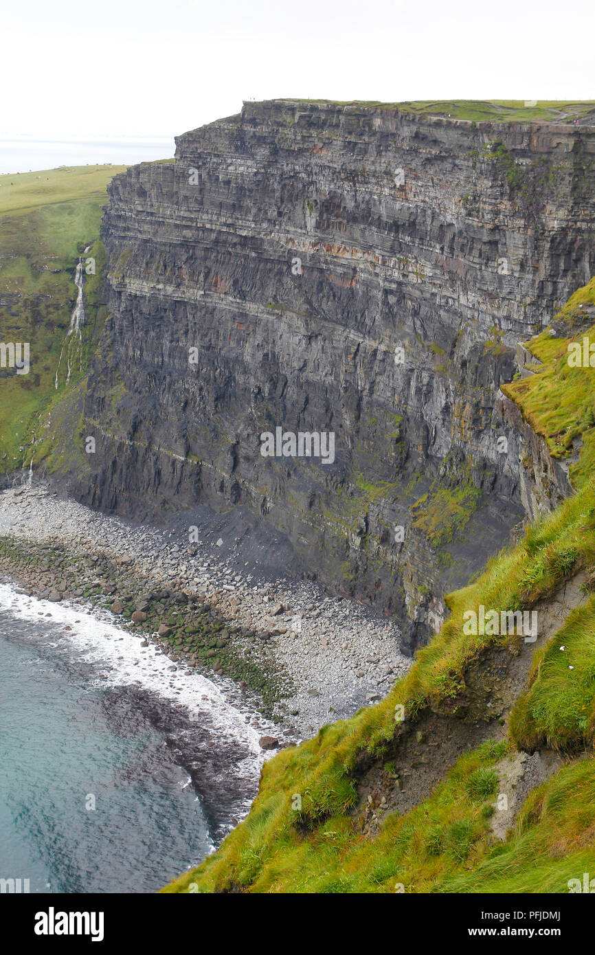 Cloudy atlantic ocean coast ireland hi-res stock photography and images ...