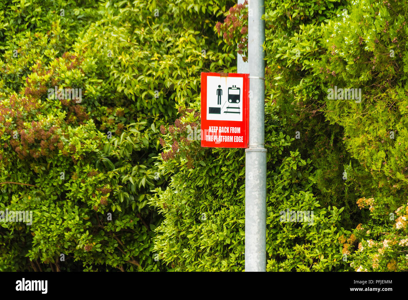 Keep back from platform edge sign hi-res stock photography and images ...