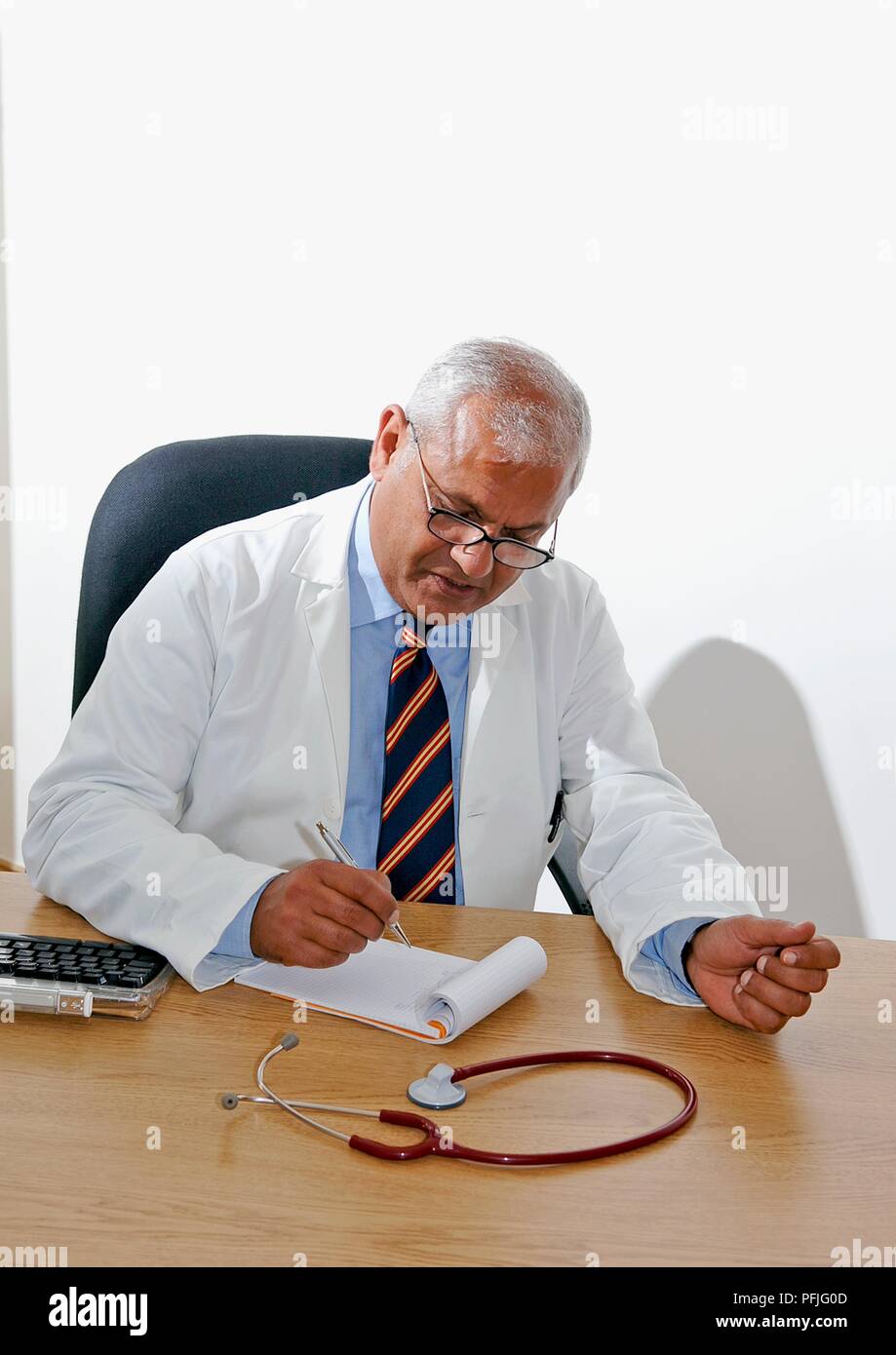 Doctor uk gp 50s hi-res stock photography and images - Alamy