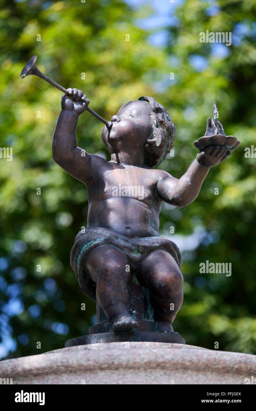 Cherub figure hi-res stock photography and images - Alamy