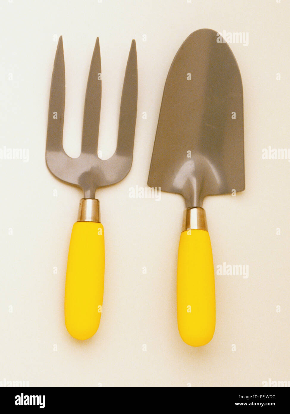 Two trowels hi-res stock photography and images - Alamy