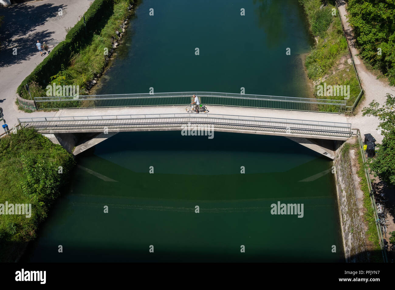Birds eye view pedestrian crossing hi-res stock photography and images ...