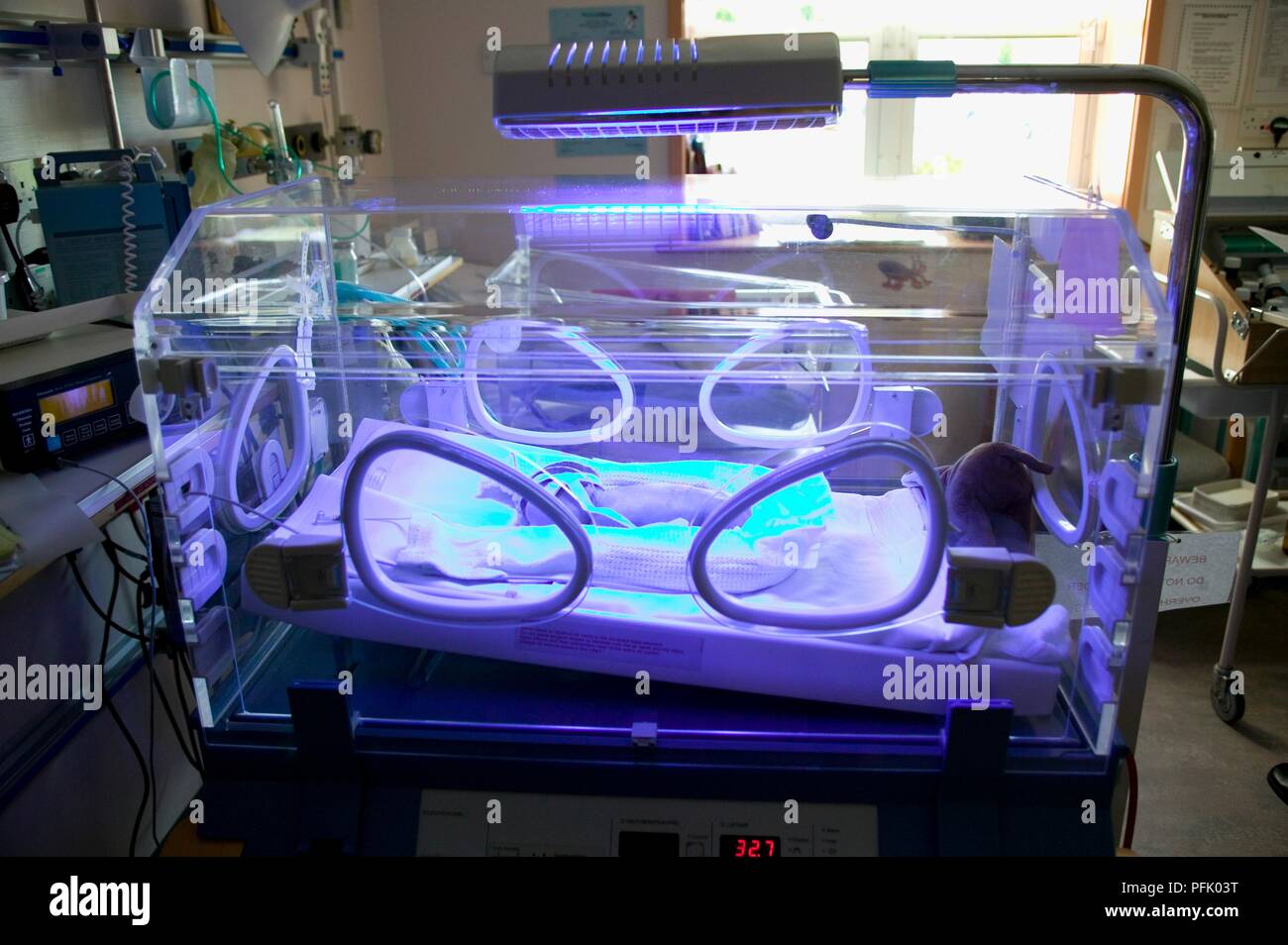 Baby in incubator Stock Photo - Alamy
