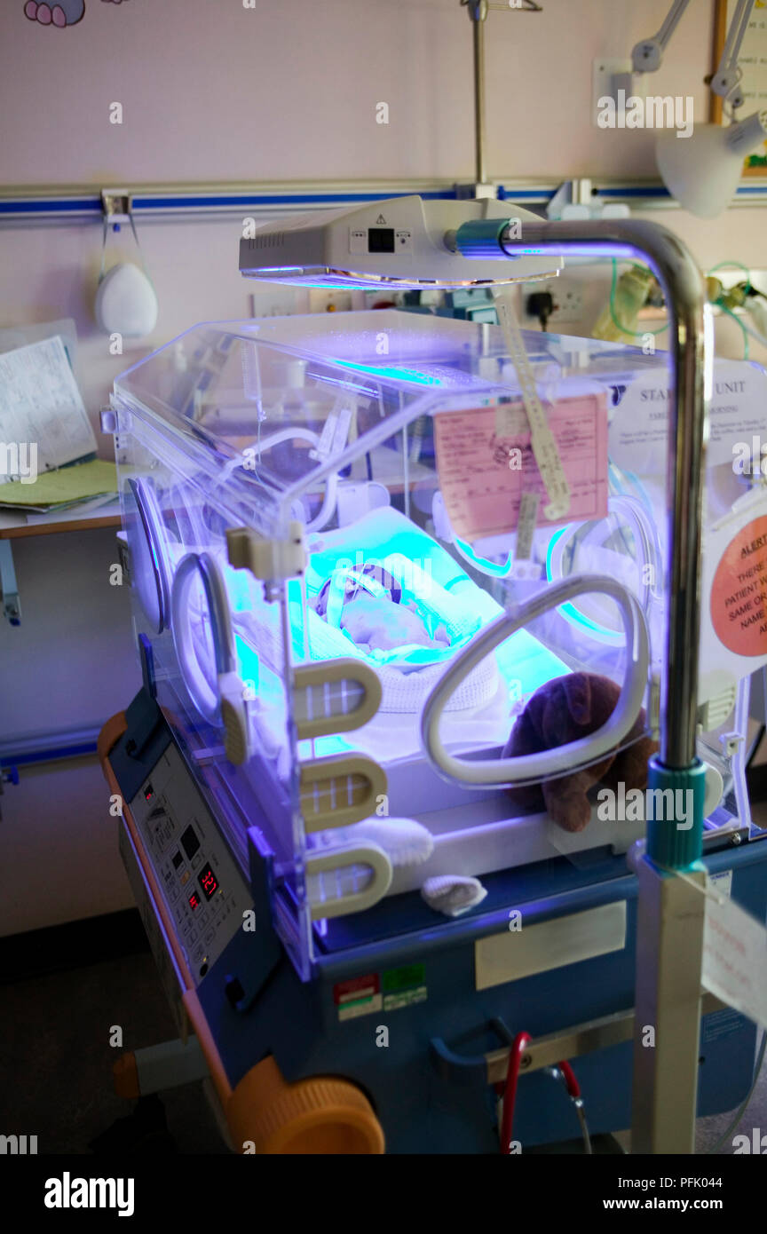 Baby in incubator Stock Photo - Alamy