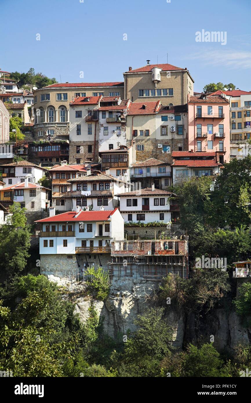 Bulgaria, Veliko Turnovo, houses built on side of steep cliff Stock ...