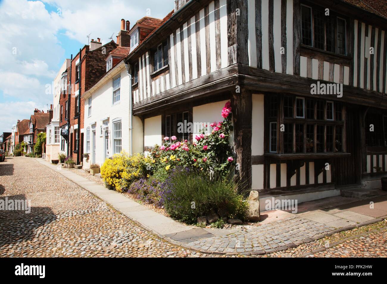 Exterior tudor timber framed house hi-res stock photography and images ...