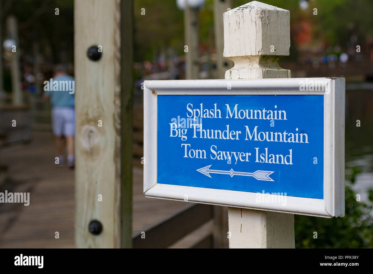 Splash mountain disney sign hi-res stock photography and images - Alamy