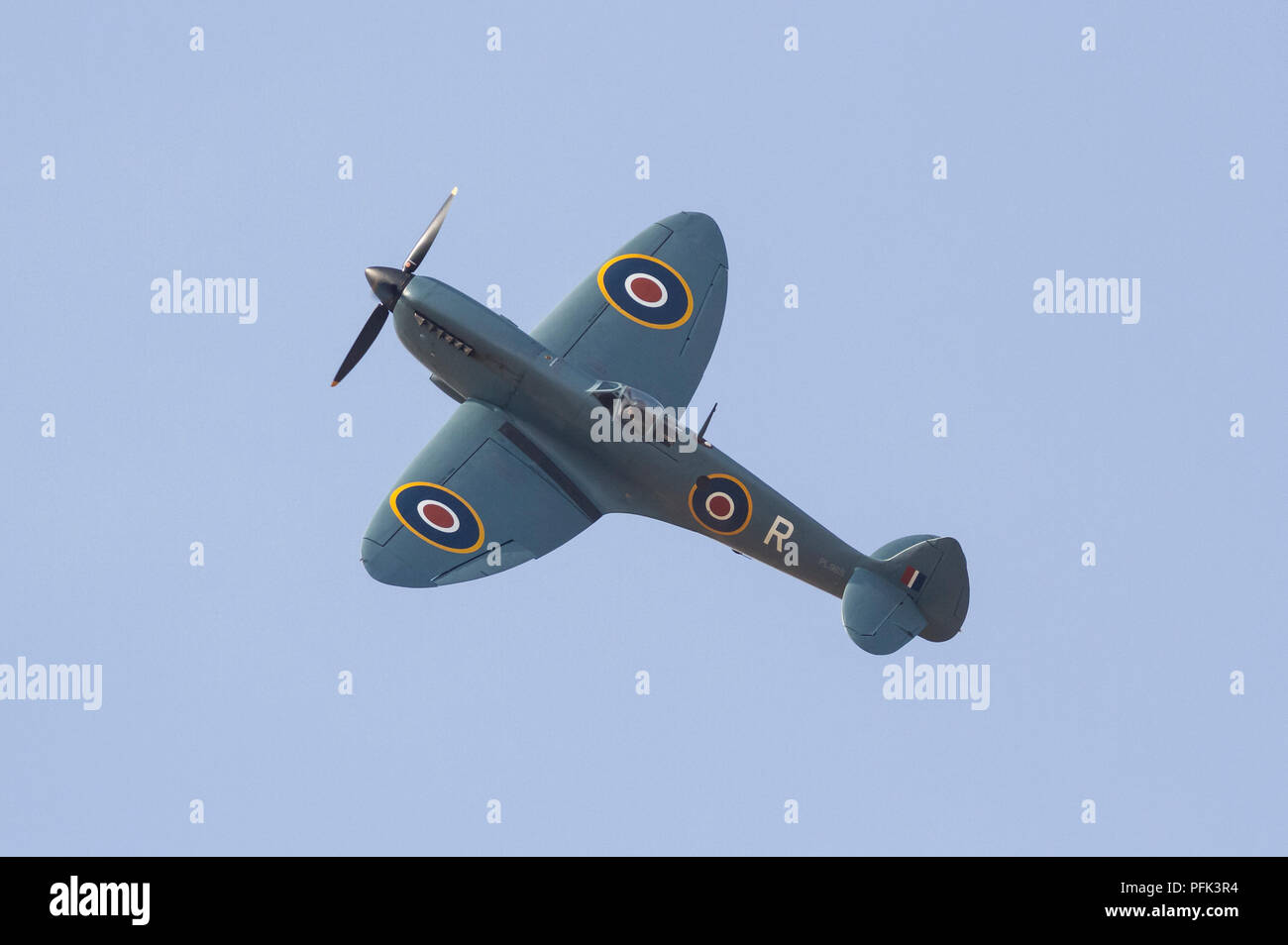 Spitfire flying air to air hi-res stock photography and images - Alamy