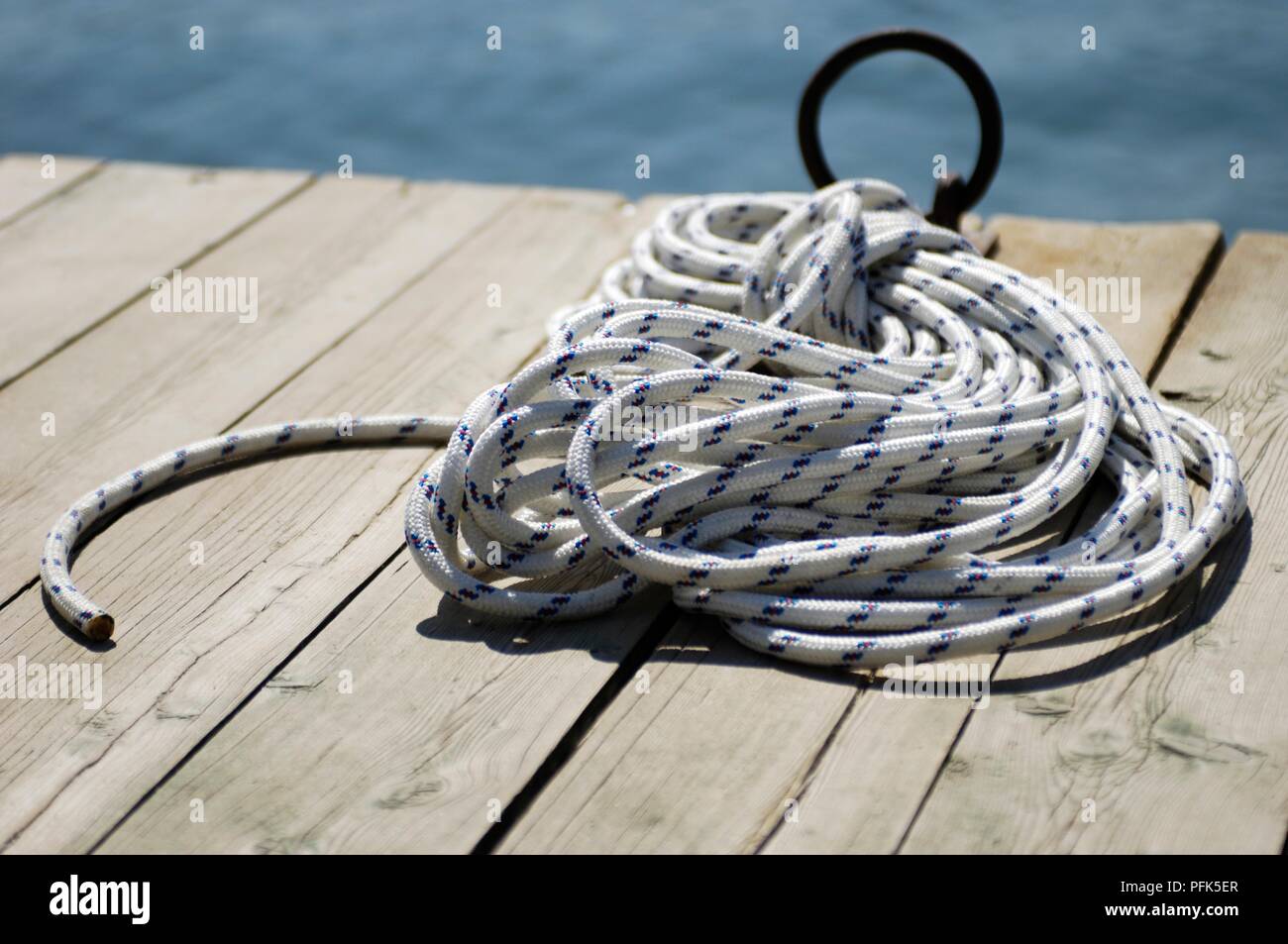 Rope on wooden jetty Stock Photo - Alamy