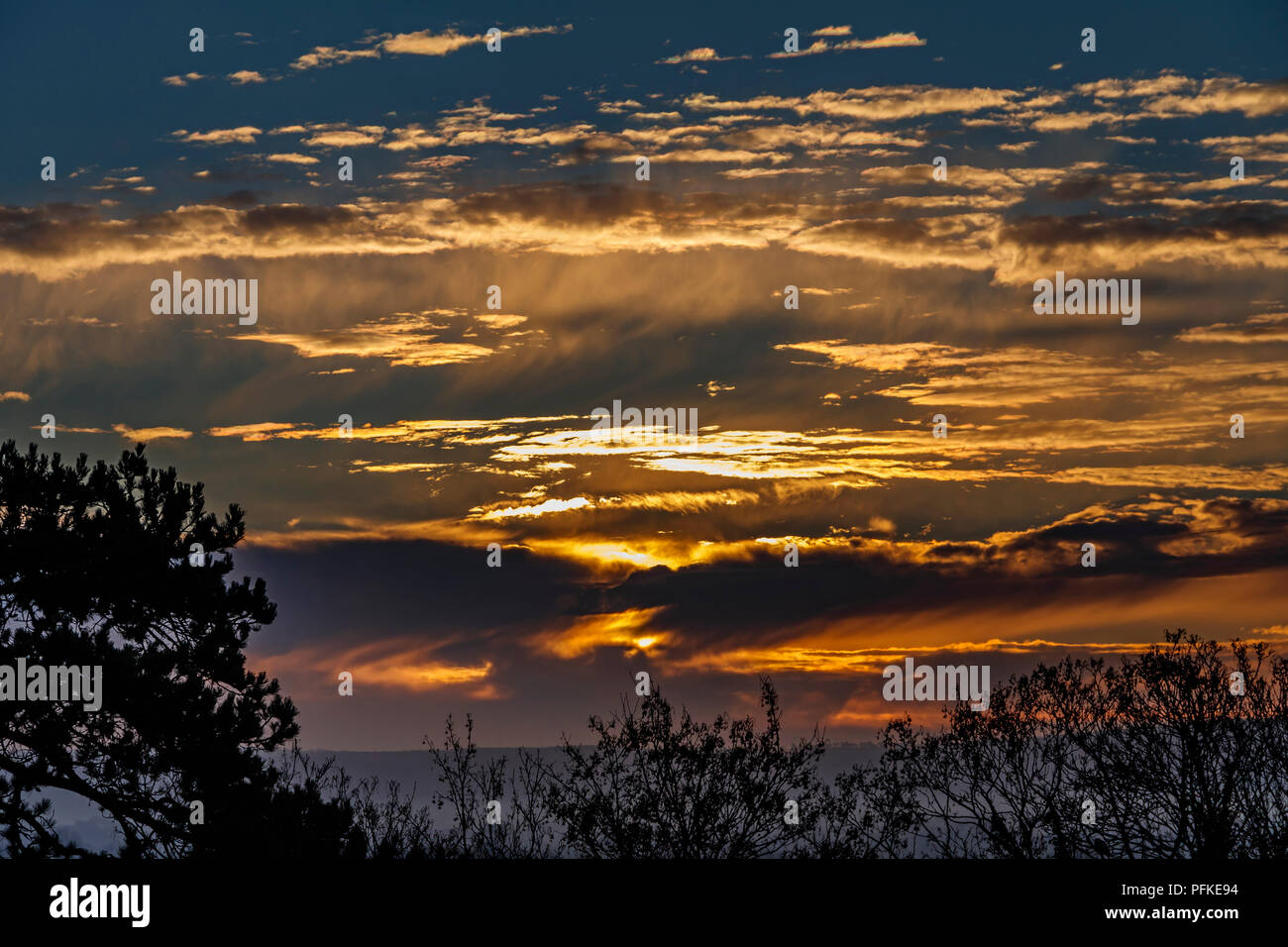 Sun rising above the Mendip hills with ground mist Stock Photo - Alamy